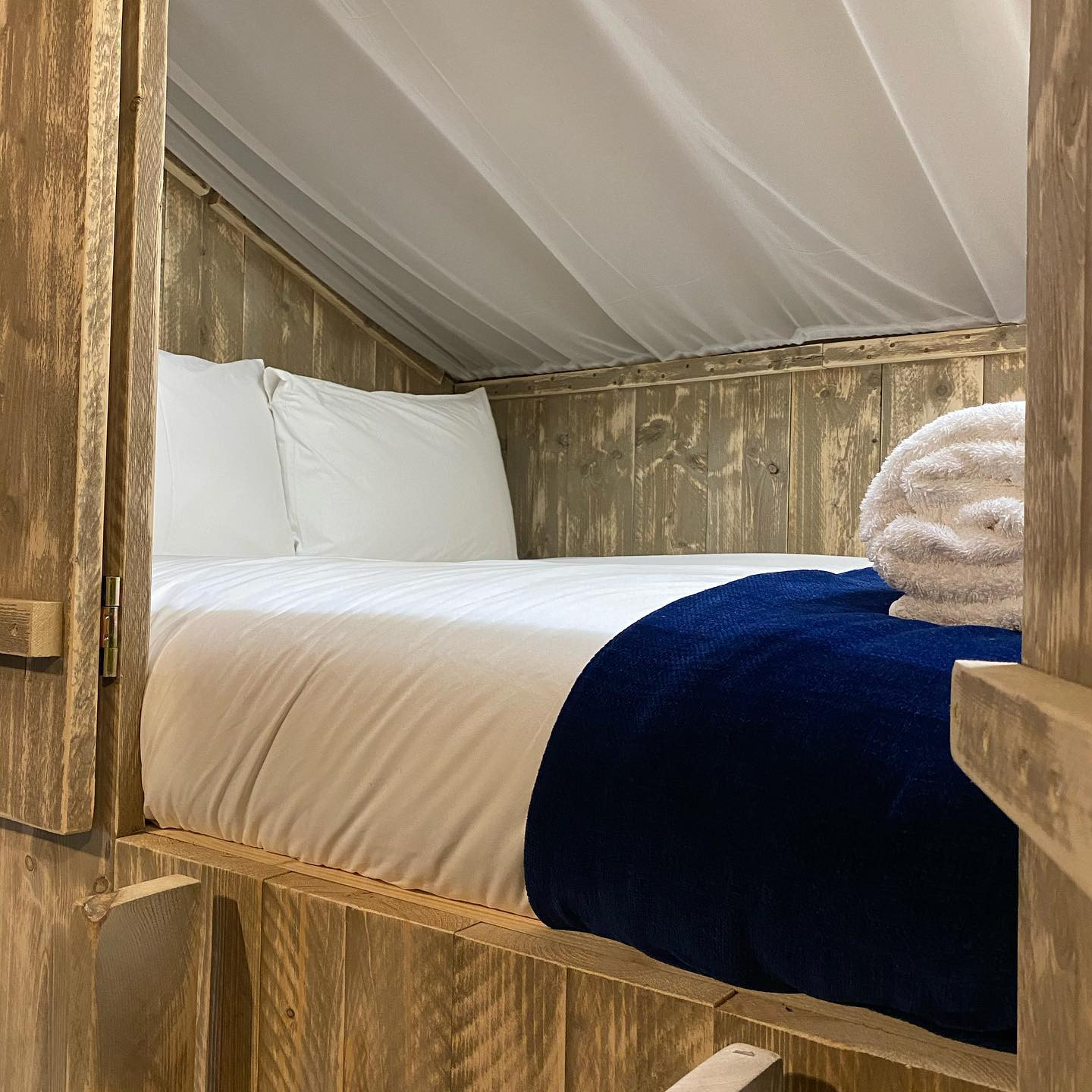 Giraffe Enclosure with private hot tub – Thompson Hall Retreat