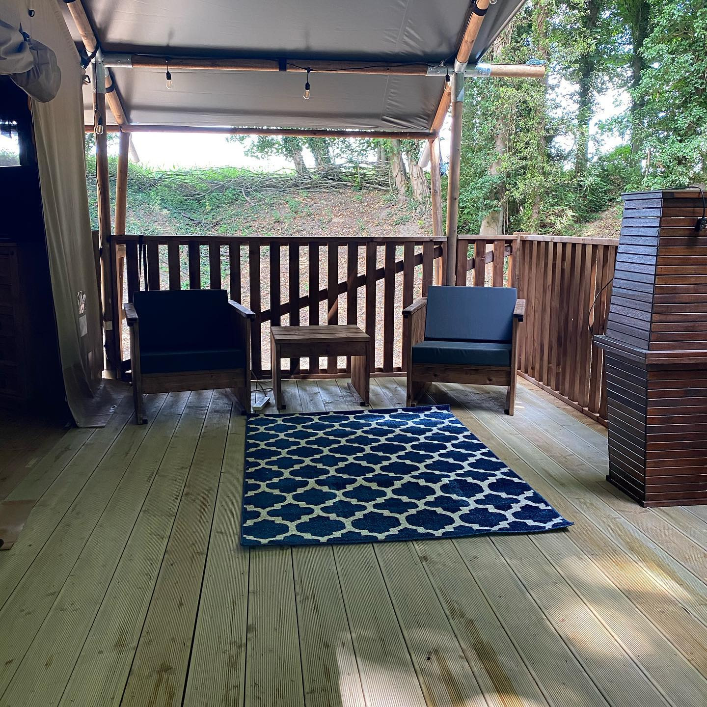 Giraffe Enclosure with private hot tub – Thompson Hall Retreat